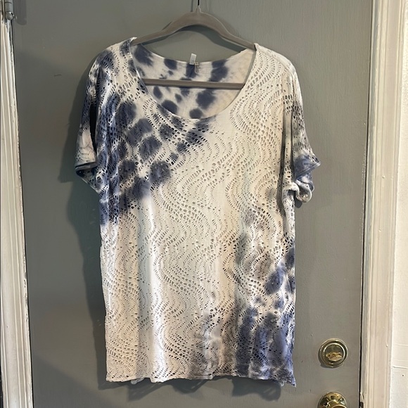 Kaktus | Tops | Kaktus Blue And White Graphic Tee Relaxed Short Sleeve ...